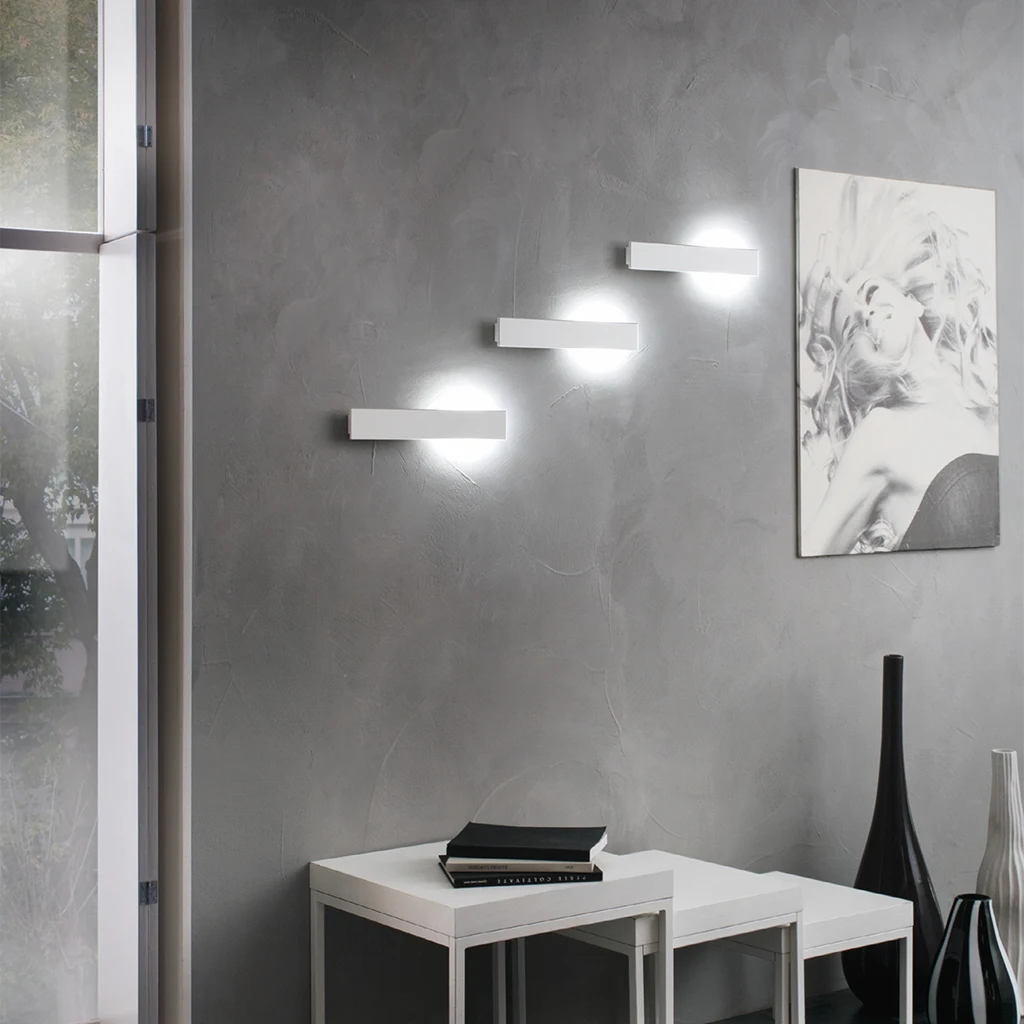 Vela: white painted metal LED wall lamp